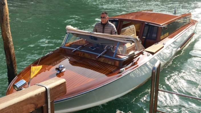 VENICE TRANSFERS FROM TRAIN STATION - Walks Inside Italy